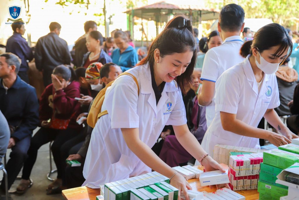 Trường ĐH Nguyễn Tất Thành phối hợp tổ chức khám bệnh, phát thuốc, trao ...